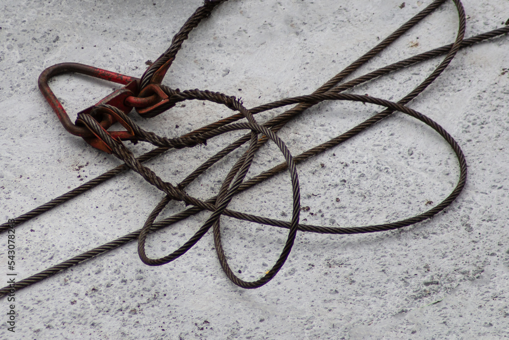 Foto de Rope on a concrete slab for a construction crane. Working with ...