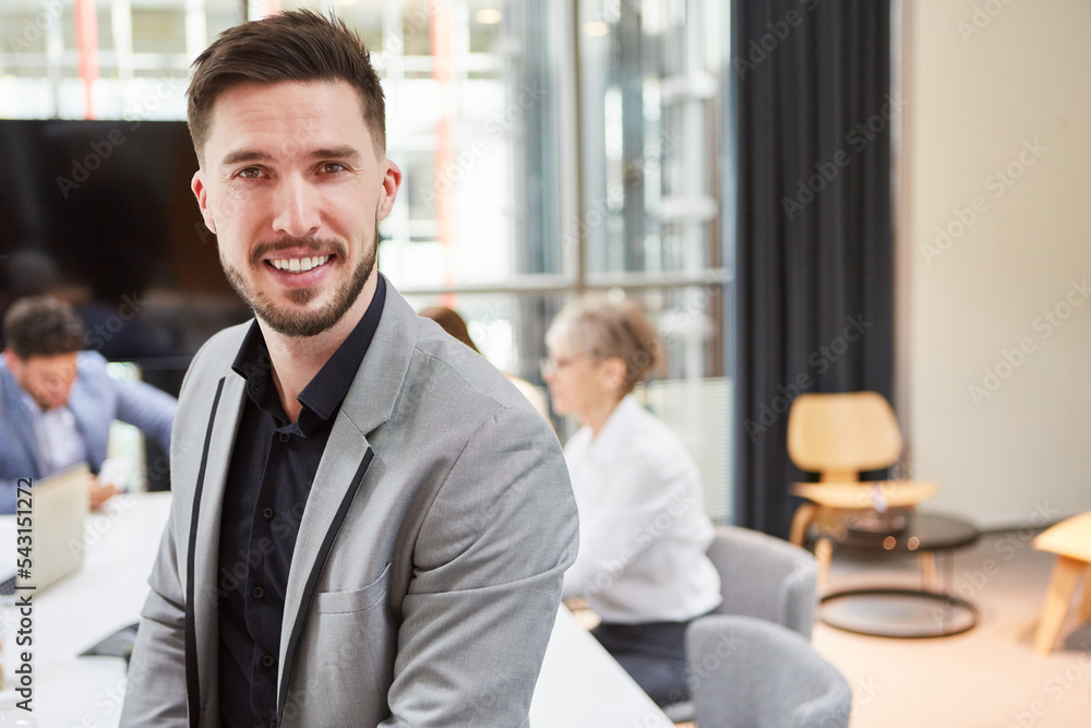 Business Mann als selbstbewusster Start-Up Gründer Stock Photo | Adobe ...