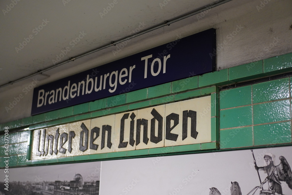 Stockfoto med beskrivningen Deutsche Bahn, S-Bahnhof Brandenburger Tor ...