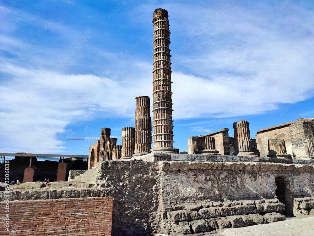 Pompei - Colonne del Tempio di Giove nella piazza del Foro Civile Stock ... Pompei - Colonne del Tempio di Giove nella piazza del Foro Civile Stock ...