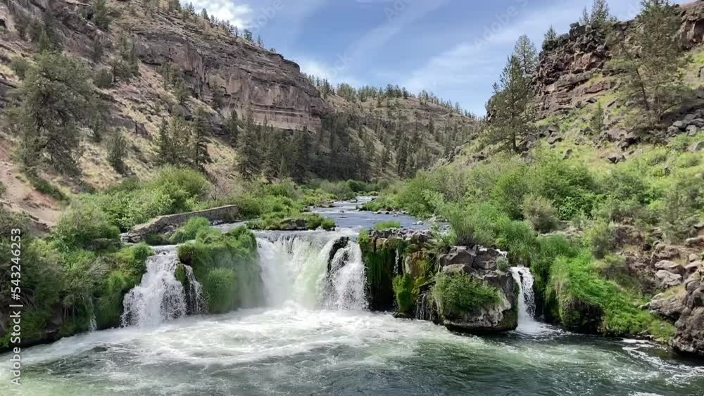 Video Stock The Stunning cascade of Steelhead Falls as the Deschutes ...