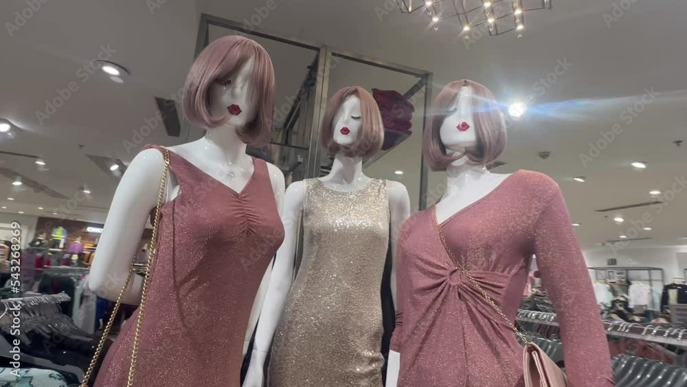 Vidéo Stock Group of Mannequin Model with hot cloths in mall Female ...