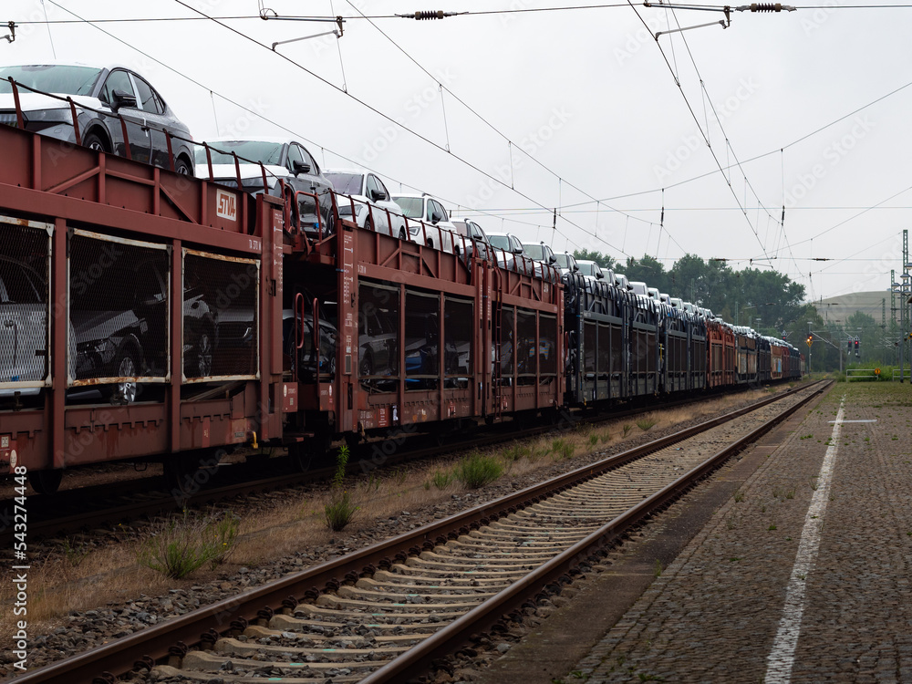 Foto de GLAUCHAU, GERMANY - 21. August: Car freight on a long cargo ...