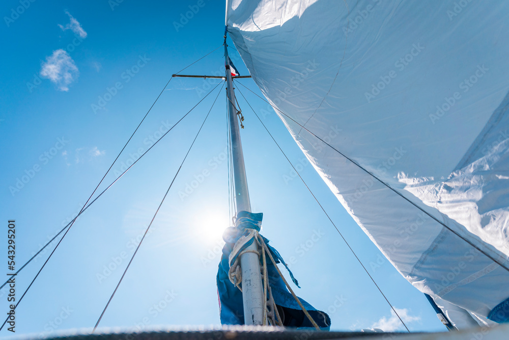 imagen con vista inferior de el mástil de un velero en un día soleado y ...