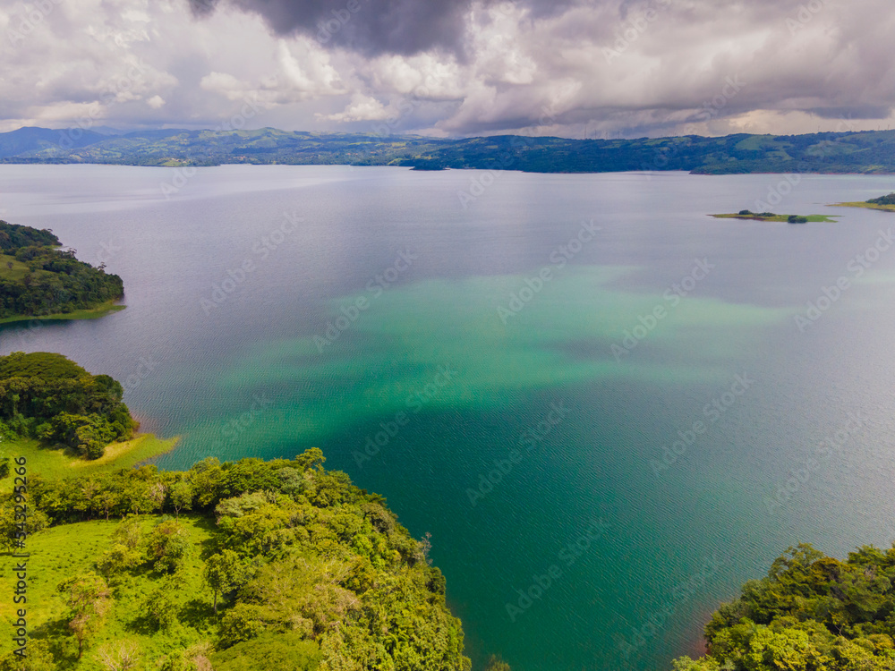 imagen aérea con un dron de un hermoso paisaje del lago Arenal en Costa ...