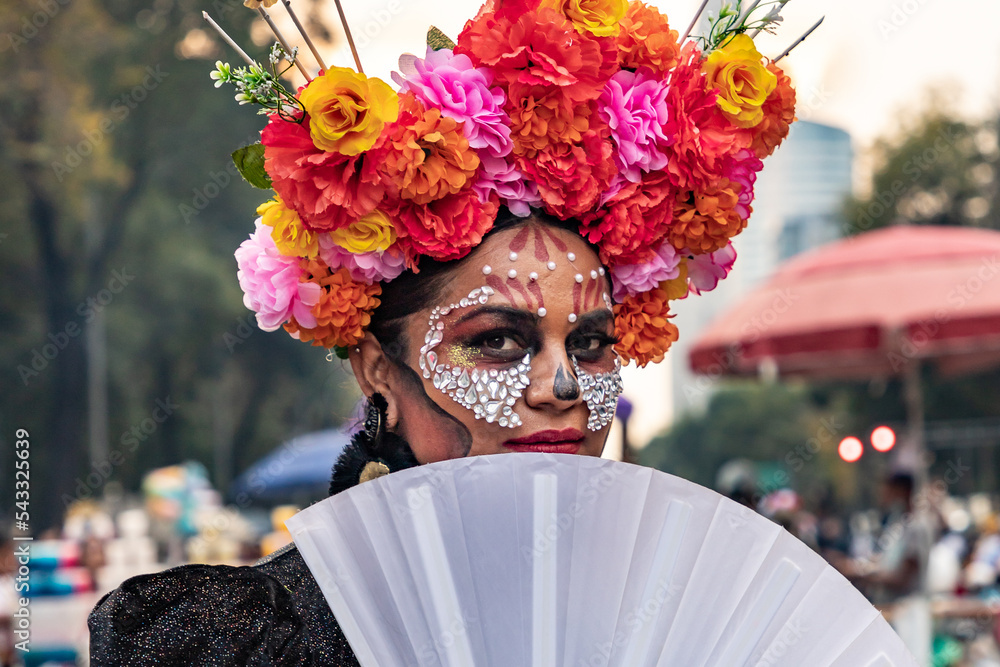 Mujer caracterizada de catrina en el desfile de catrina de la ciudad de ...