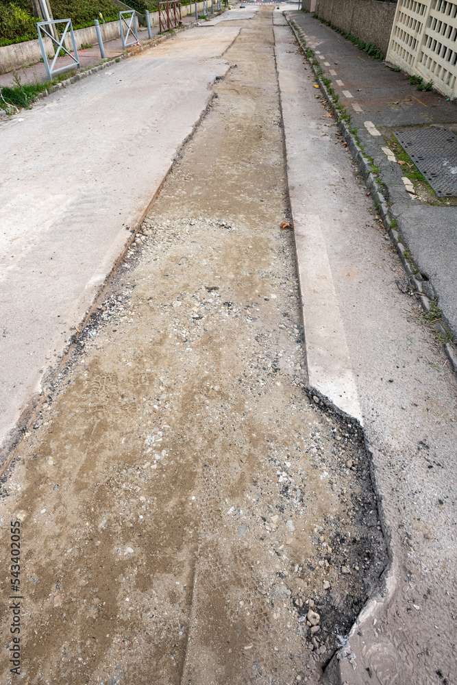 Travaux de réfection de chaussée. Remblayage de tranchée et compactage ...