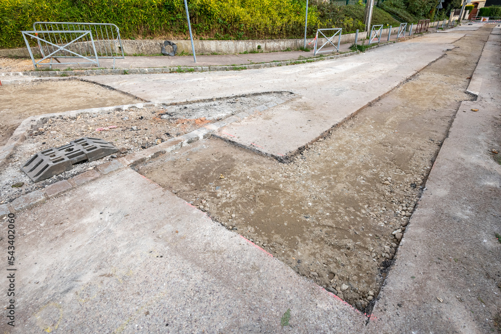 Travaux de réfection de chaussée. Remblayage de tranchée et compactage ...