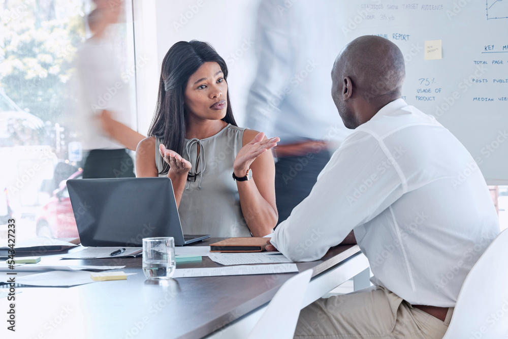 Foto de Black woman talking to employee in business meeting, planning ...