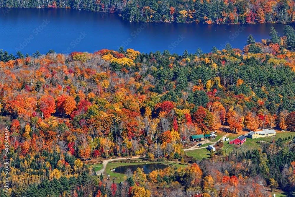 Beautiful scenery of countryside houses by the lake in a Fall Foliage ...