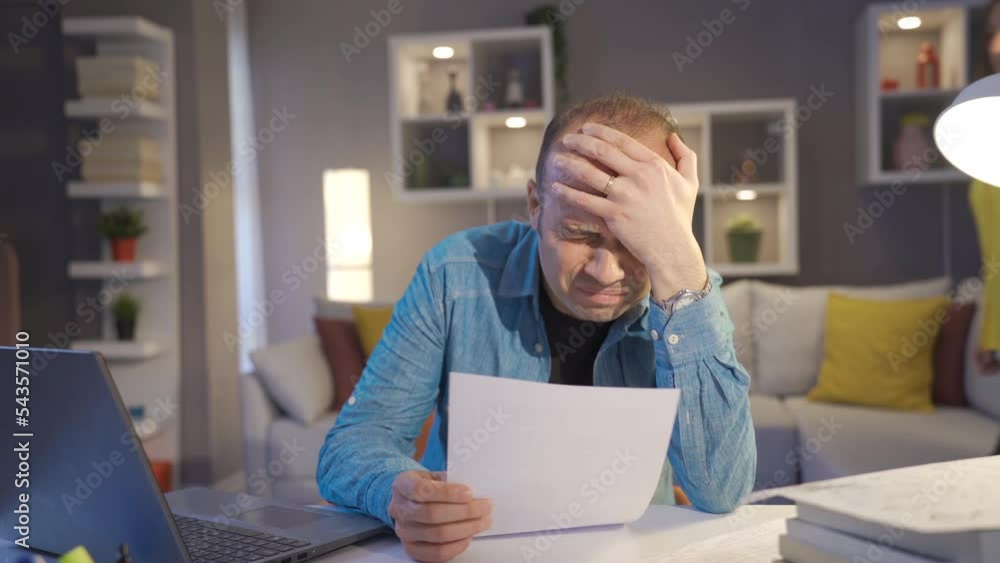 Vidéo Stock Debtor and bankrupt desperate man cries and his wife hugs ...