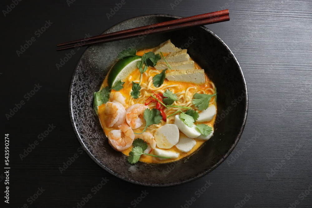 Fotka „Singapore Laksa Instant Noodle Soup With Shrimp, Fish Balls ...