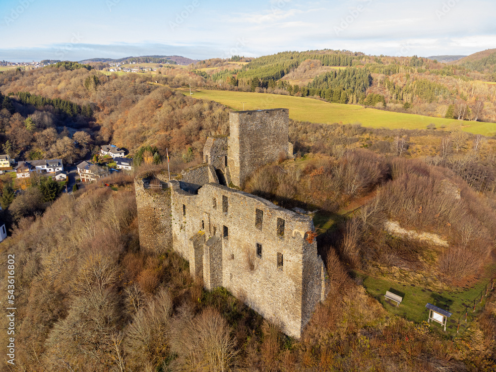 Virneburg eine wunderschöne Burgruine mit Burgmauern und Burgturm Stock ...