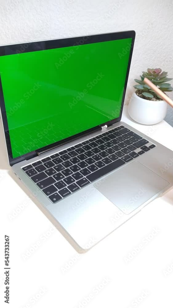 Stockvideo White table with green copy screen: monitor for ...