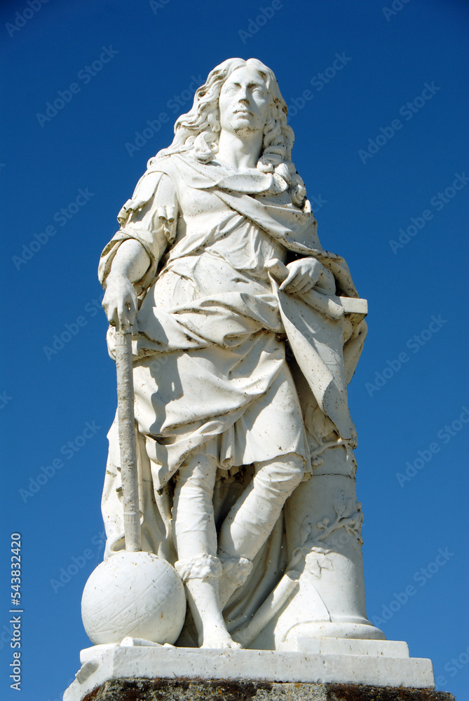 Statue du Grand Condé par Coysevox (1689), parc du château de Chantilly ...