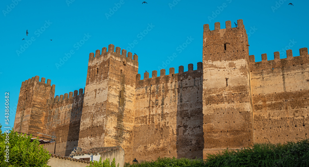 Antiguos torreones y murallas almenadas del castillo medieval de origen ...