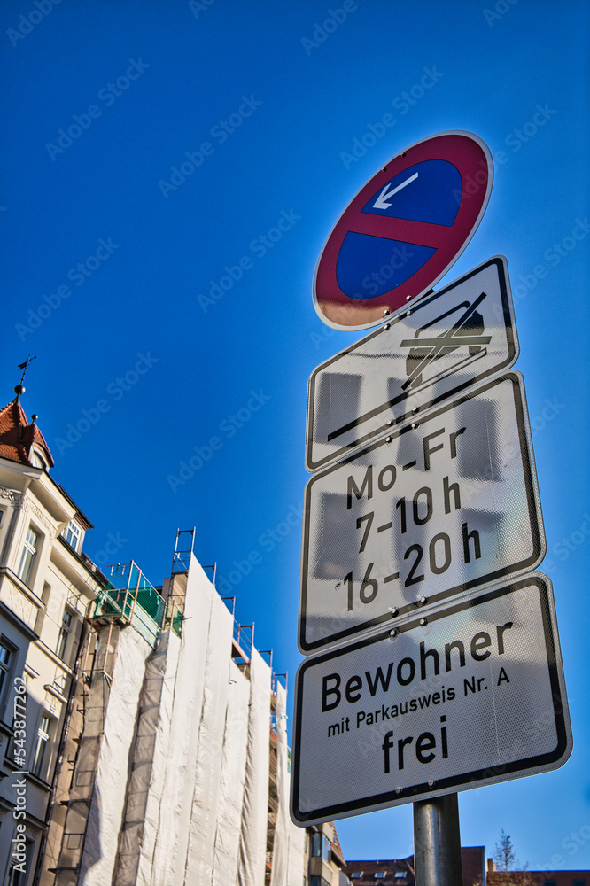 Schild, Verkehrszeichen zeitweises Parkverbot mit Zusatzschild Bewohner ...