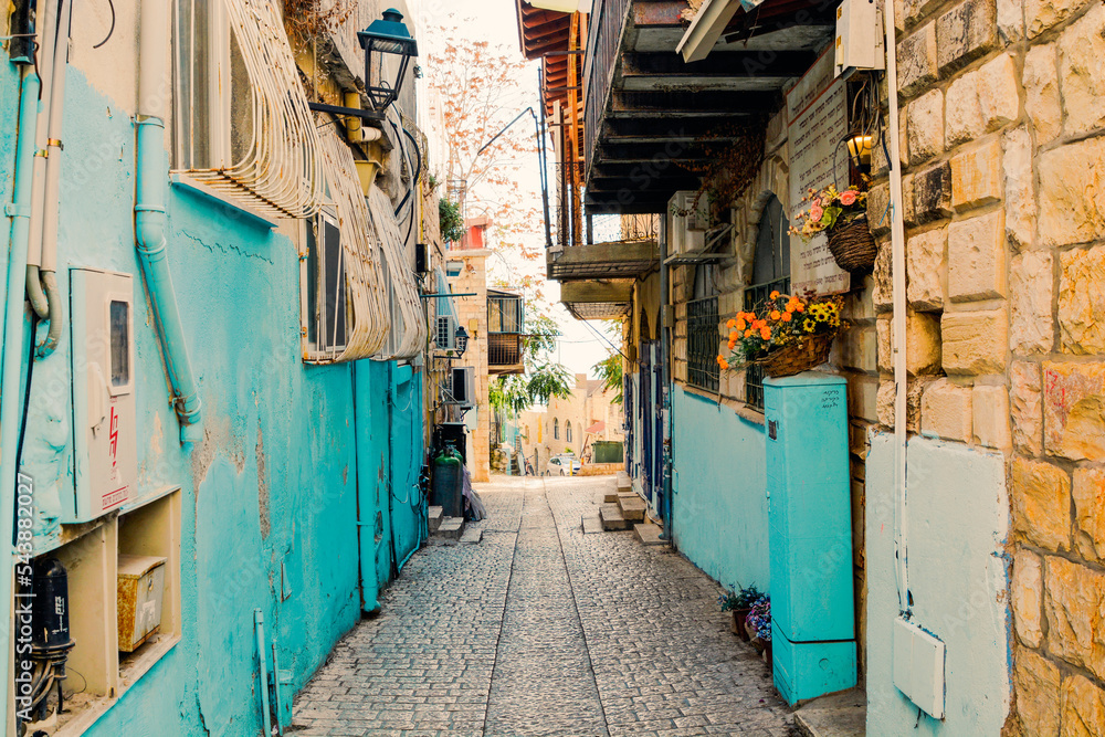 Foto Stock Charming streets of israel Crete. Street in the old town of ...