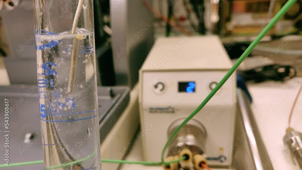 Video Stock Nitrogen bubble through organic solvent in measuring ...