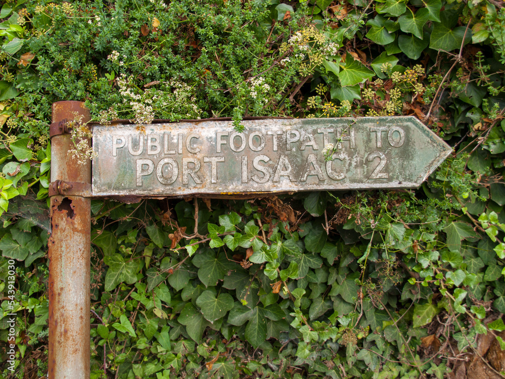 Signpost on the cornish coast path between Port Quin and Port Isaac in ...