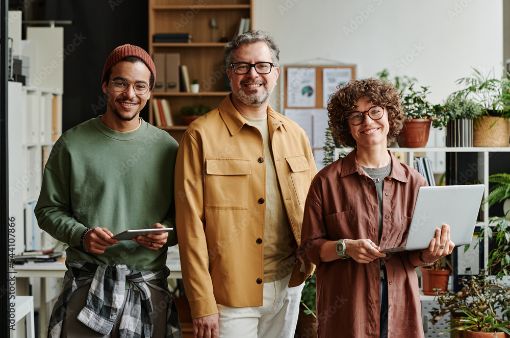 Foto de Two young intercultural IT engineers with mobile gadgets ...