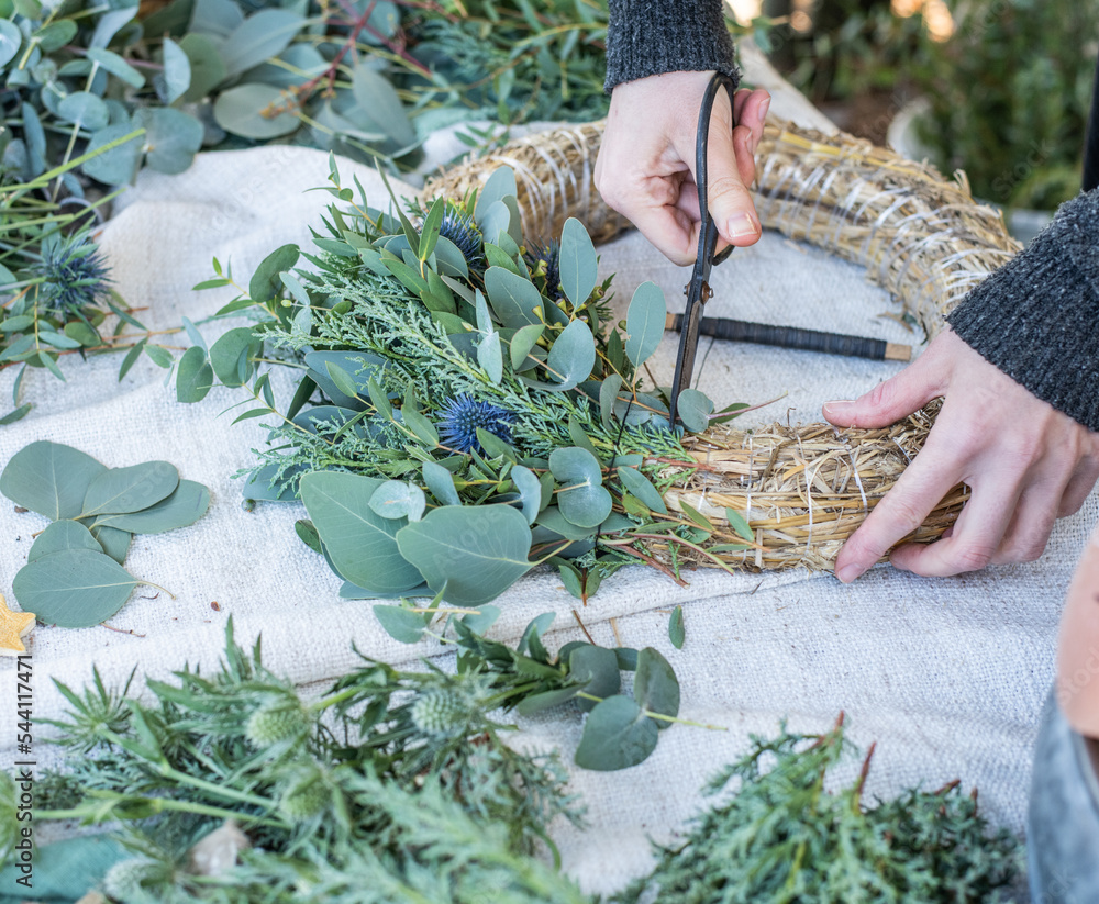 Kranz binden mit Eukalyptus, Distel, Mimose und Zypresse, Adventskranz ...