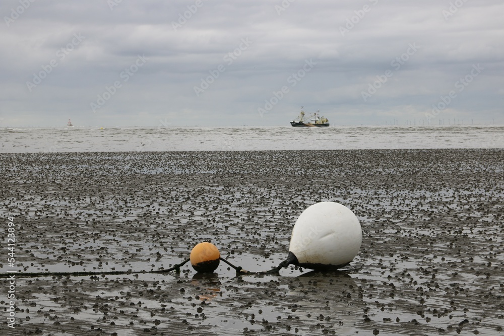 Nordsee vor Cuxhaven bei Ebbe mit Schiff in der Fahrrinne / Fischkutter ...