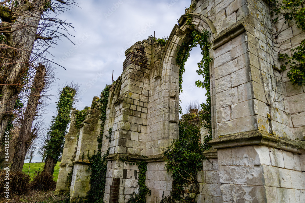 Ruines d'une ancienne église avec arches et portes gothiques au milieu ...