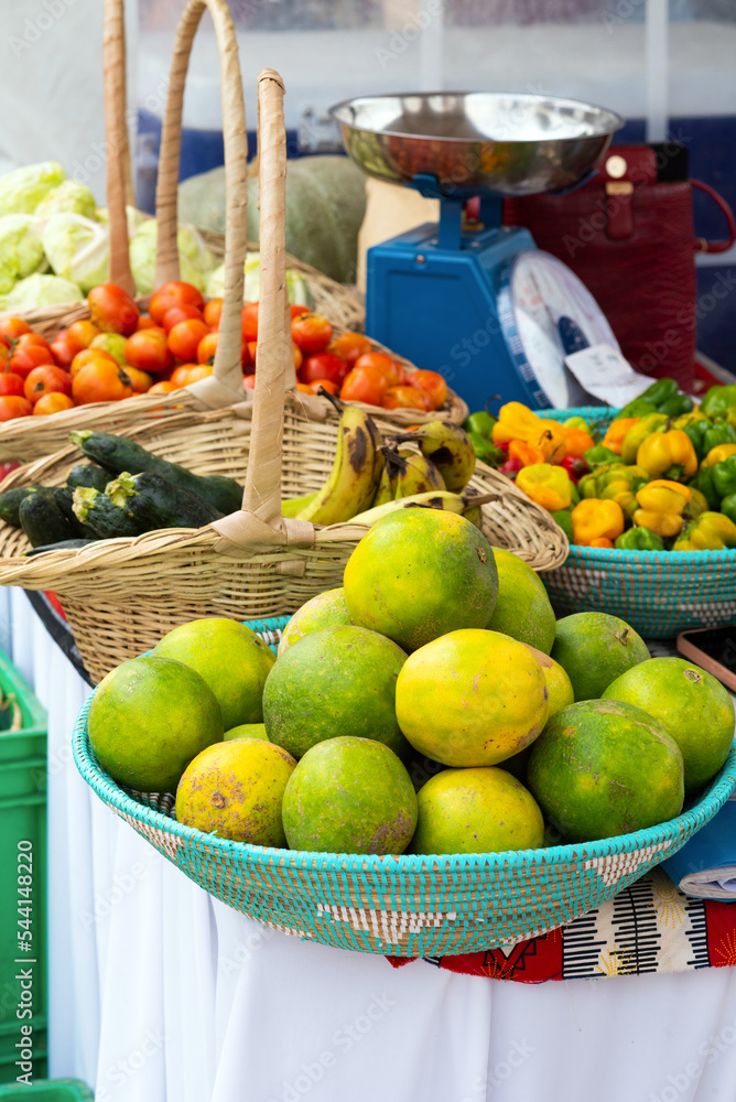 Paniers de fruits et légumes sur un marché à Dakar au Sénégal Stock ...