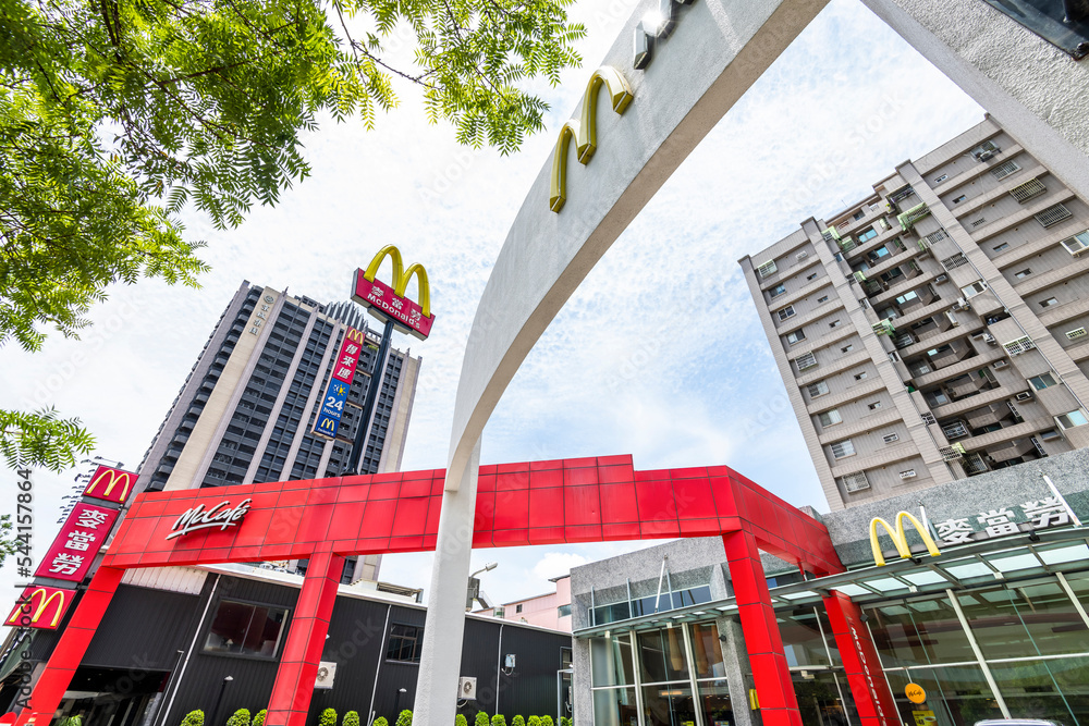 Foto de Kaohsiung, Taiwan- May 29, 2022: View of McDonald's fast-food ...