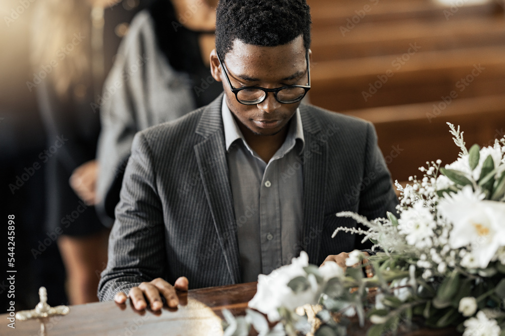Foto Stock Funeral coffin, death and black man sad, grieving and ...