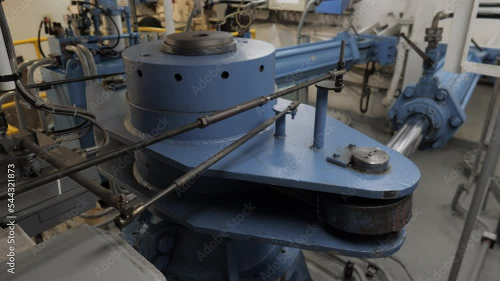 Hydraulic steering gear with linkage rod of rudder angle transmitter ...