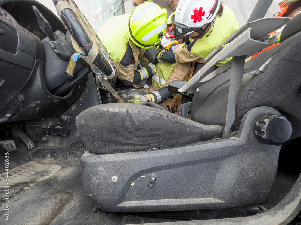 Foto de At the scene of a traffic accident: Paramedics and firefighters ...