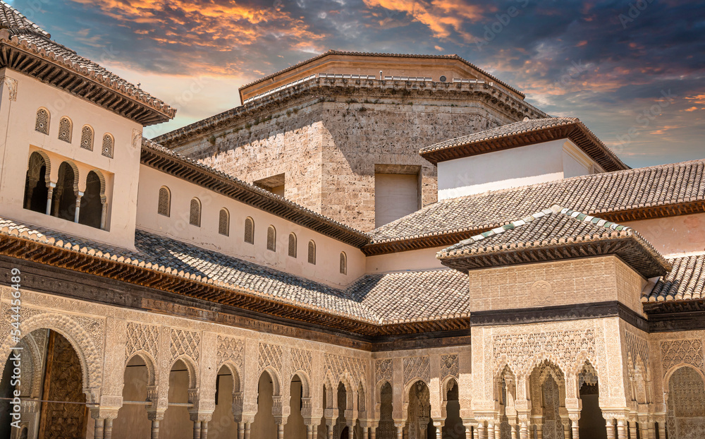 Arquitectura de arte nazarí en el patio de los leones de la Alhambra de ...