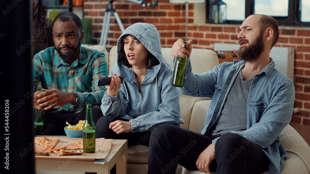 Foto de Group of friends enjoying comedy movie on tv channel program ...