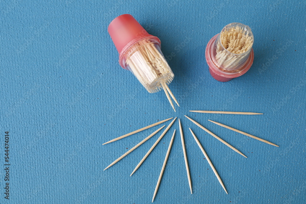 Palillos de dientes para la higiene bucal para despuès de comer en sus ...