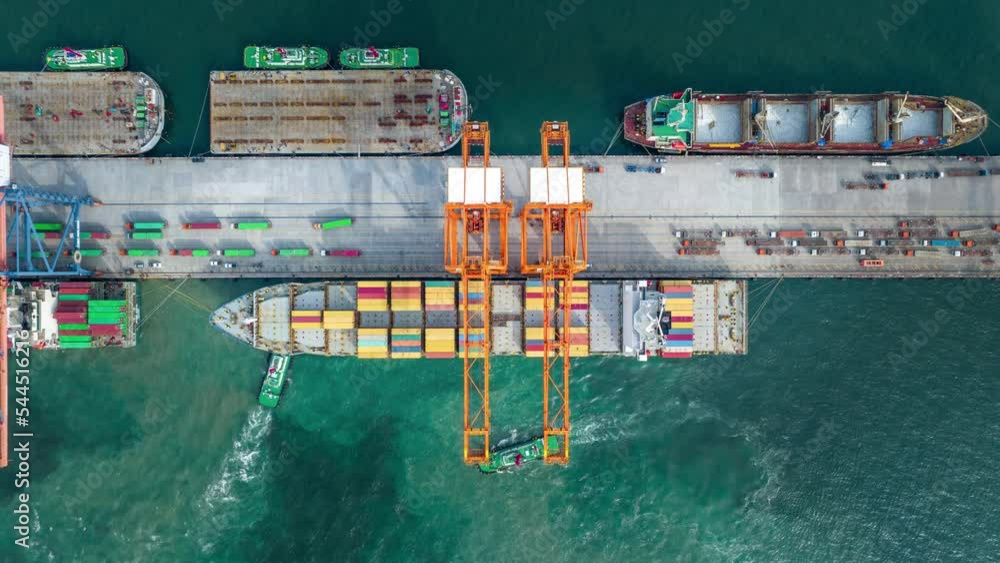 Vidéo Stock Time Lapse Cargo container Ship was dragged by Tug boat to ...