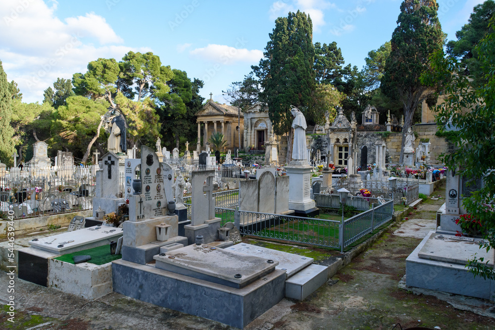 Foto de Gravestones at the Santa Maria Addolorata Cemetery in Paola ...