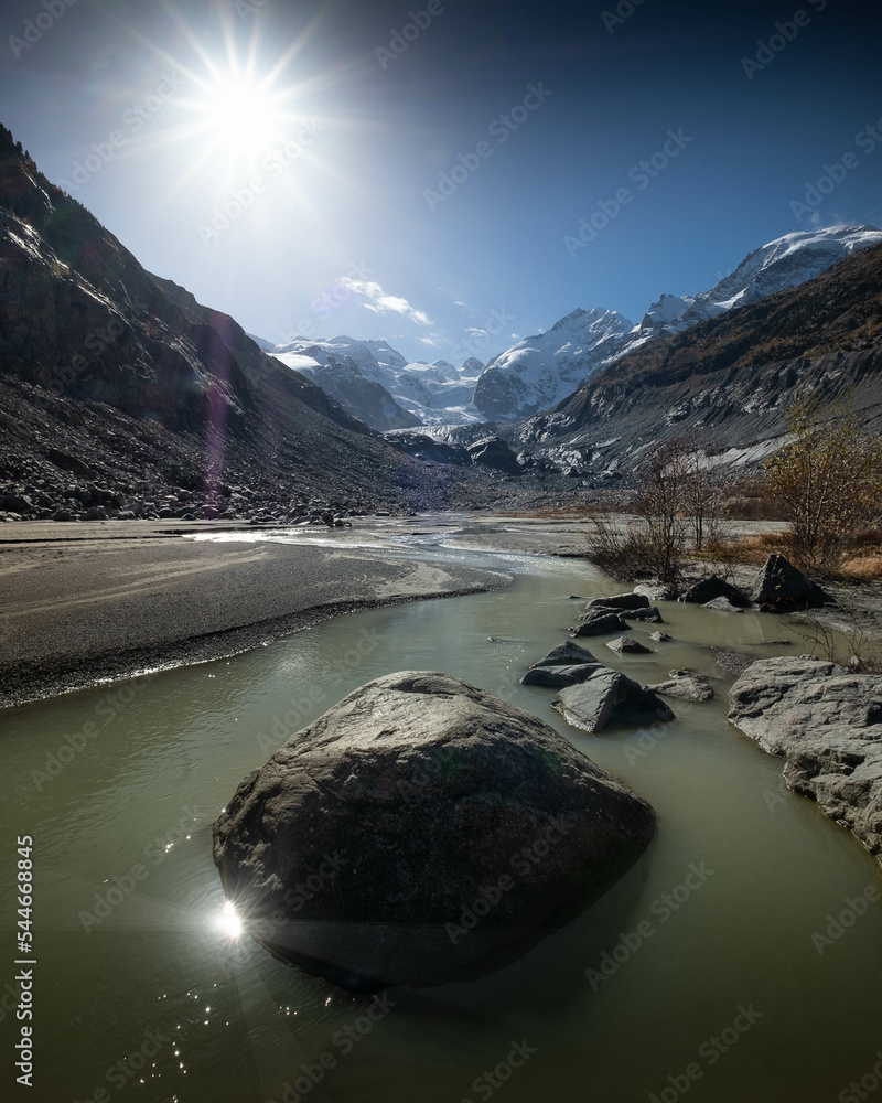 Findling im grünlichen Gletscherwasser vor dem Morteratsch-Gletscher ...