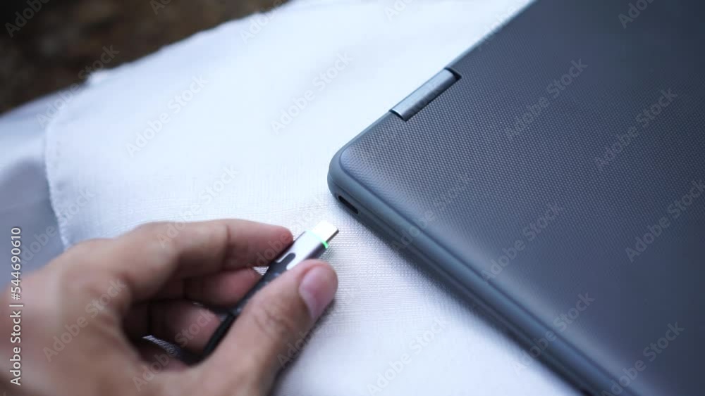 Plugging and releasing the type C charging cable. Charging the netbook ...