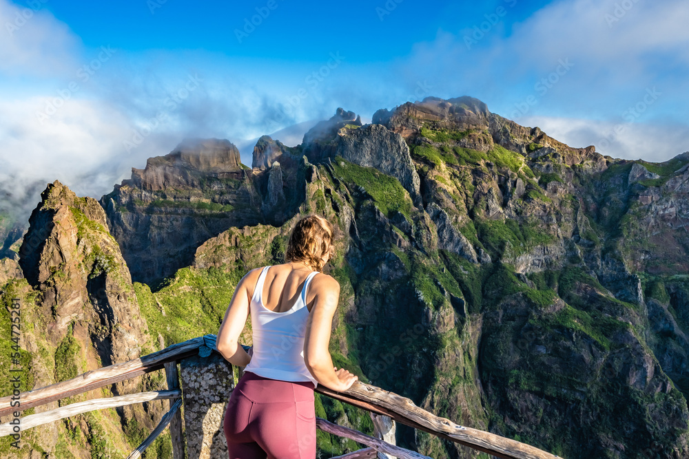 Foto de Woman enjoying the mountain scenery of Pico Ruivo from a ...