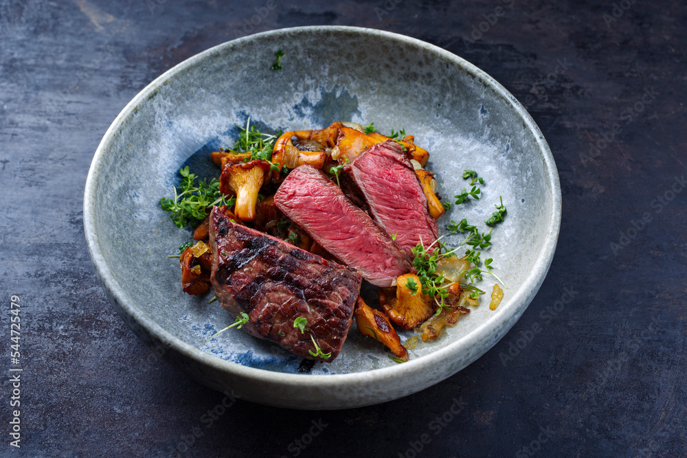 Gegrilltes Angus Sirloin Rindssteak mit Pfifferlingen und Zwiebelringen ...