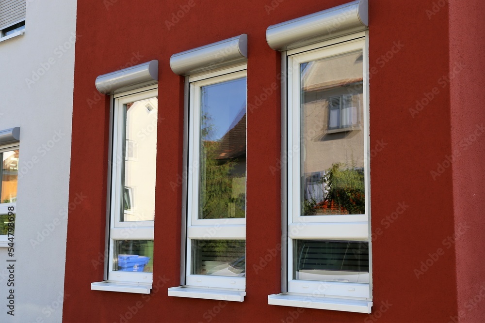 Neue Fenster mit Vorbaurollladen an einem renovierten Altbau mit neu ...