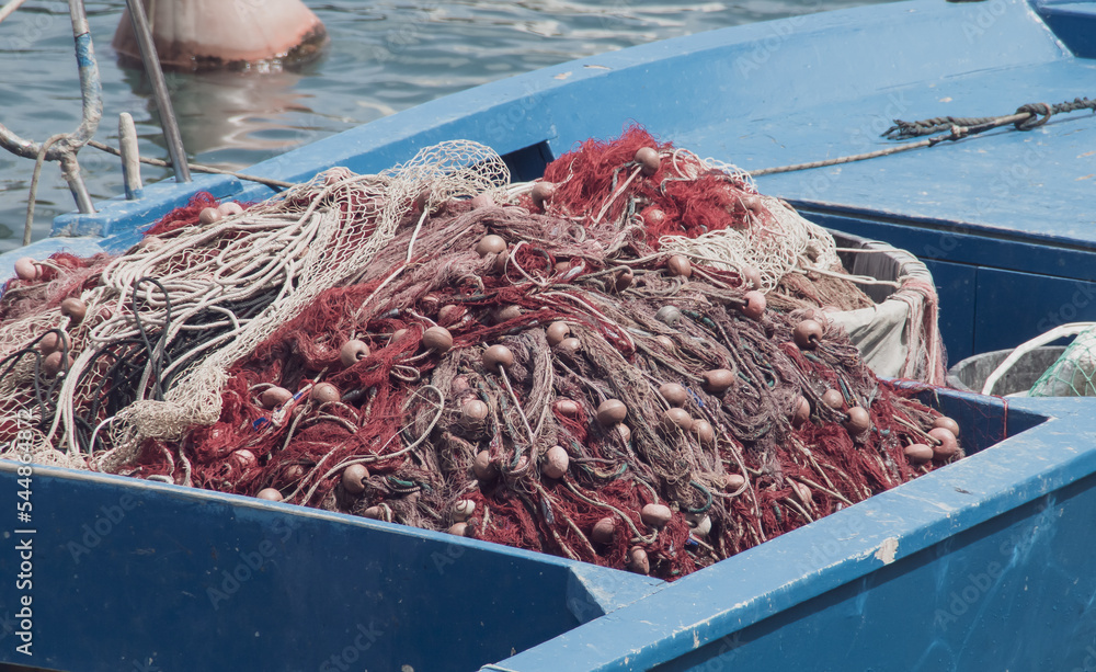Redes y aparejos de pesca en Monopoli, Puglia, Italia. Barca azul ...