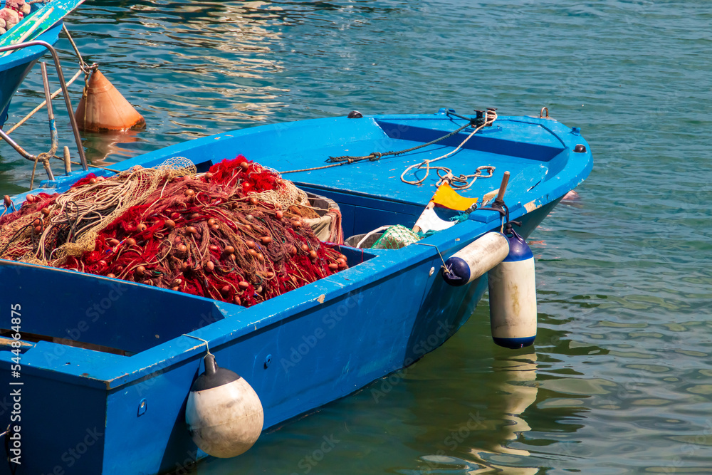 Redes y aparejos de pesca en Monopoli, Puglia, Italia. Barca azul ...