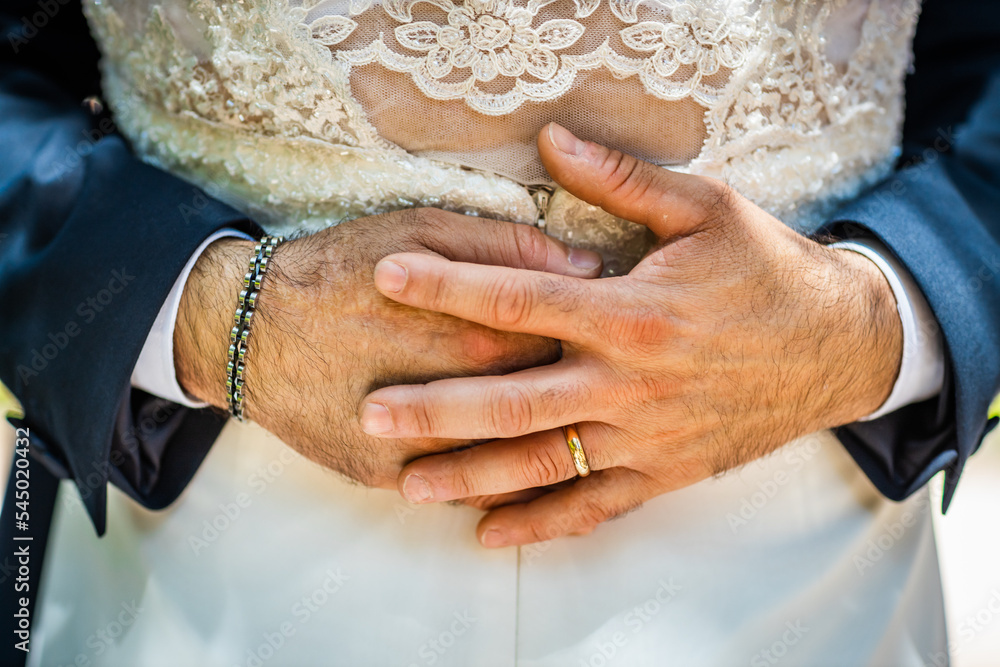 Foto de stretta di mano di una coppia di sposi il giorno del matrimonio ...