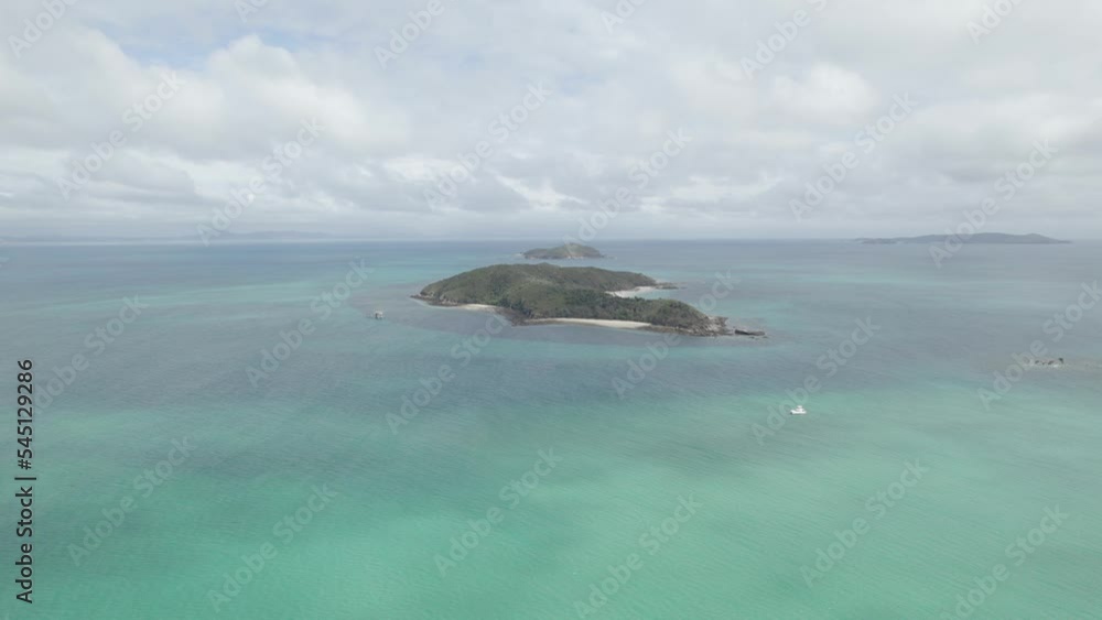 Vidéo Stock View Of Middle Island With Miall Island Behind And North ...