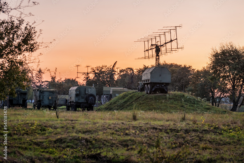 Foto de Military surveillance radar. Self-propelled integrated radar ...