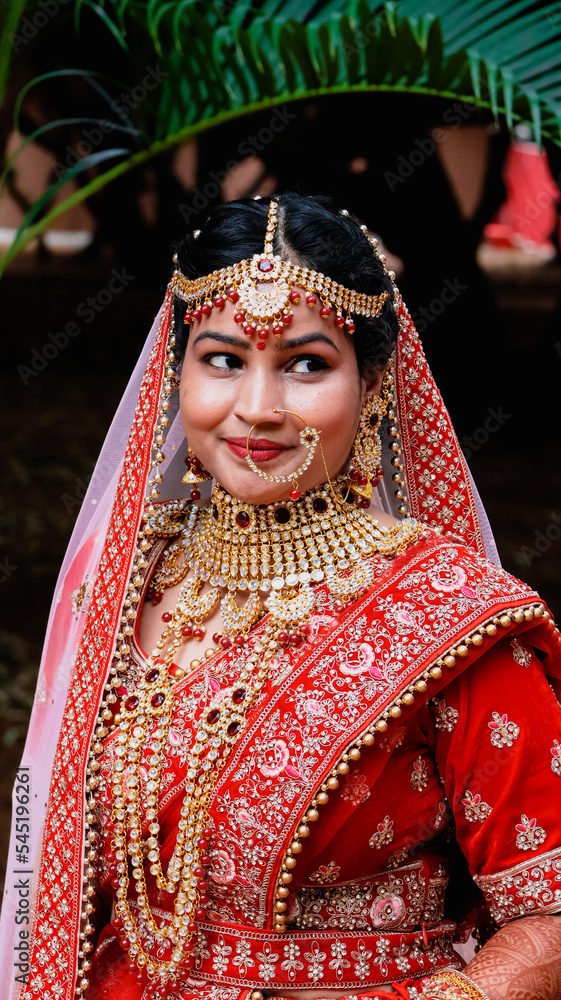 Portrait of a beautiful Indian bride in a traditional wedding dress ...