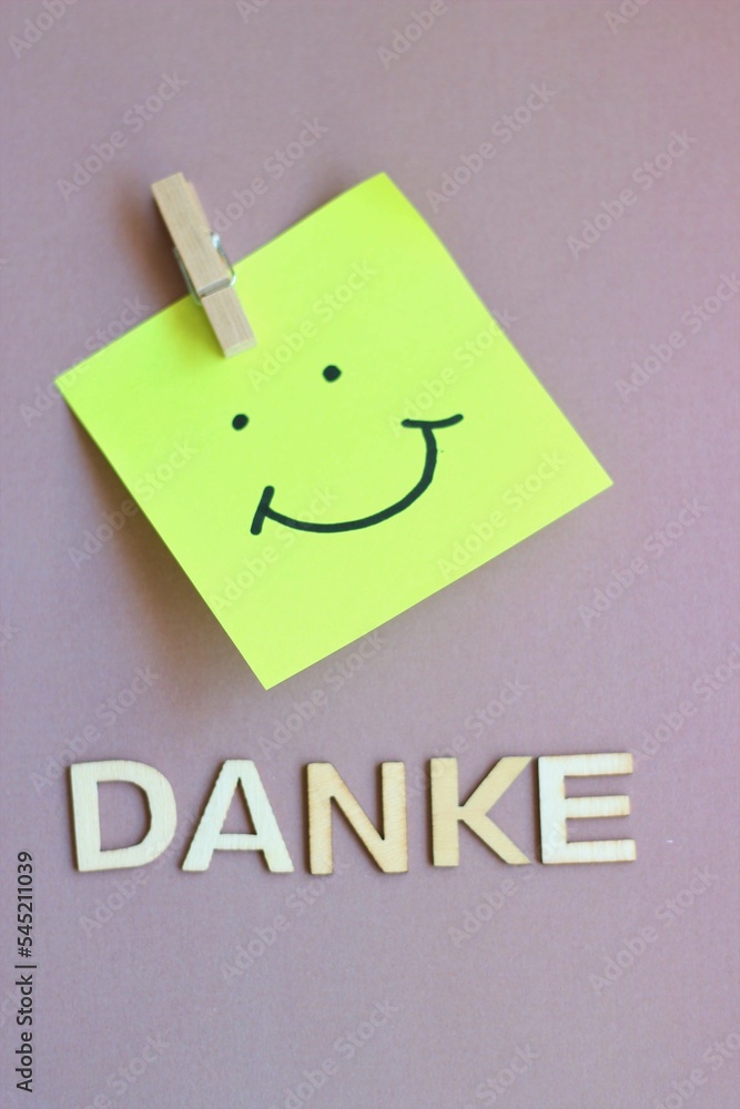 Smiley post-it with Danke text on a purple background Stock-Foto ...